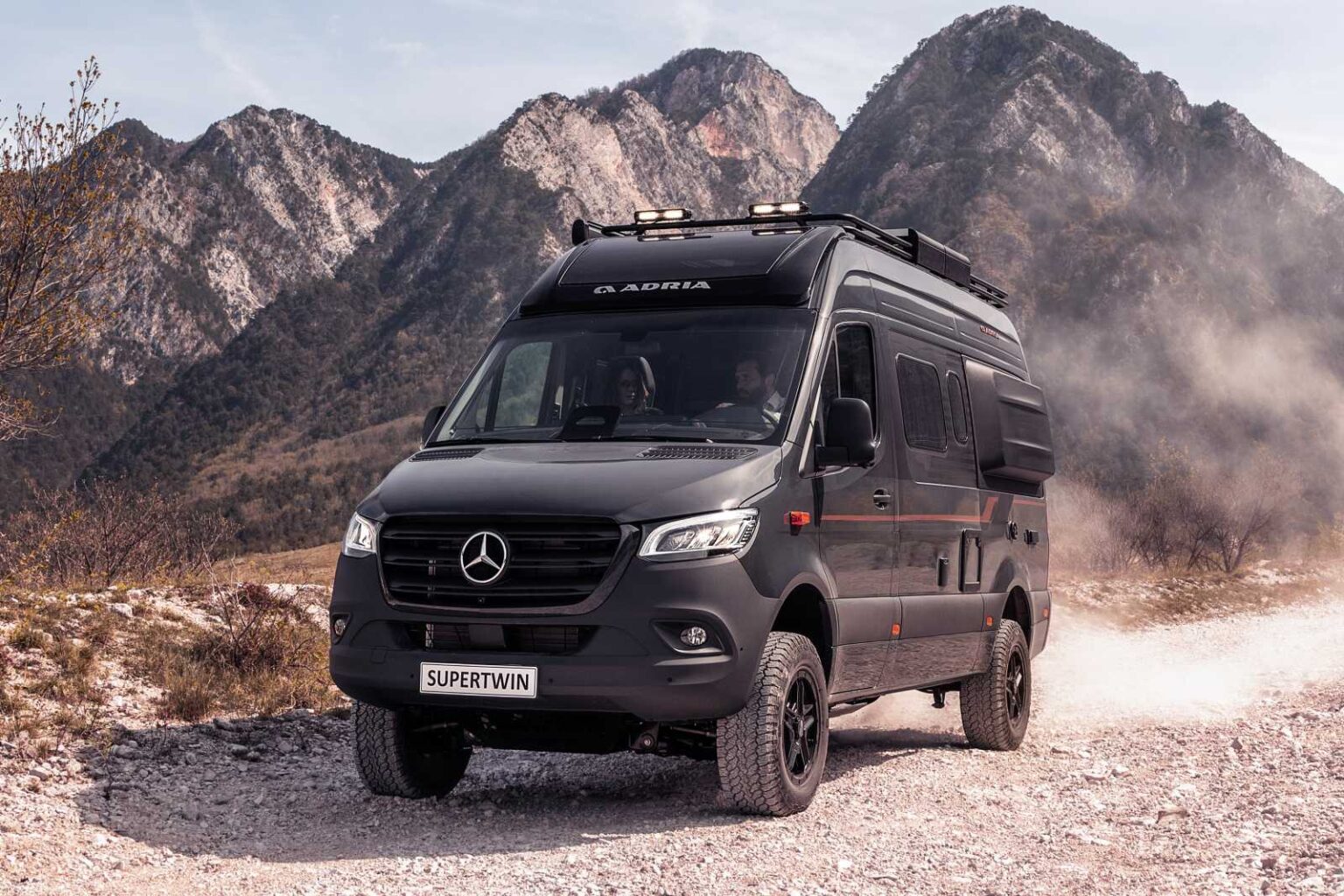 SuperTwin 4x4, le luxueux campervan tout-terrain d’Adria sur Mercedes ...